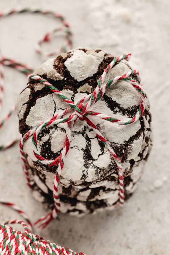 Chocolate Peppermint Crinkle Cookies - Seasonal Cravings