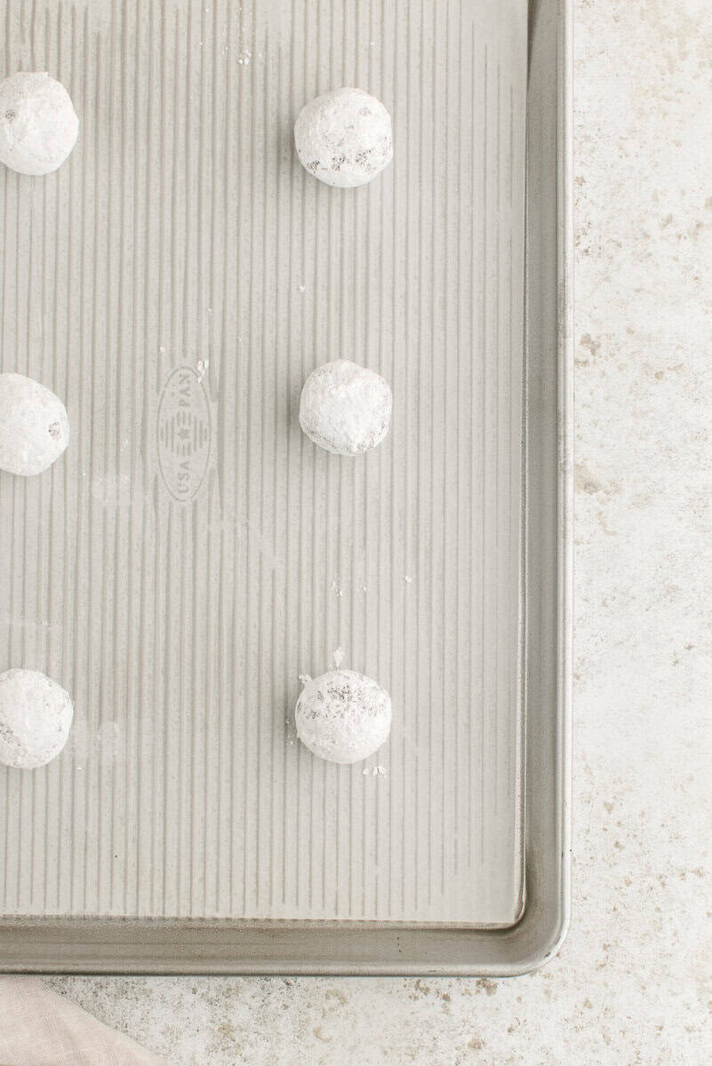 Chocolate Peppermint Crinkle Cookies - Seasonal Cravings